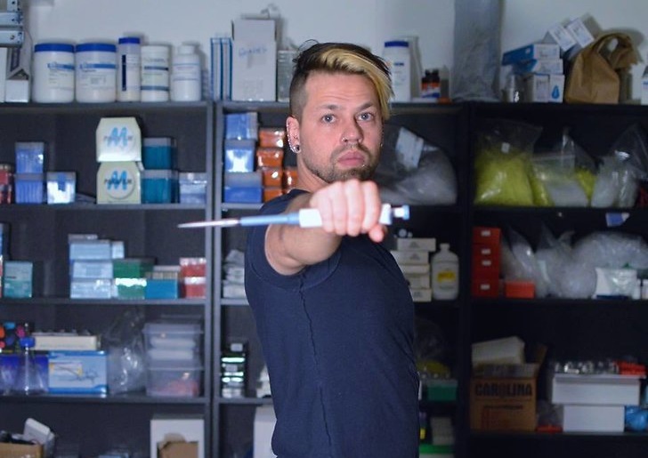Qui est Josiah Zayner, le biohacker prêt à s’injecter de l’ADN de méduse